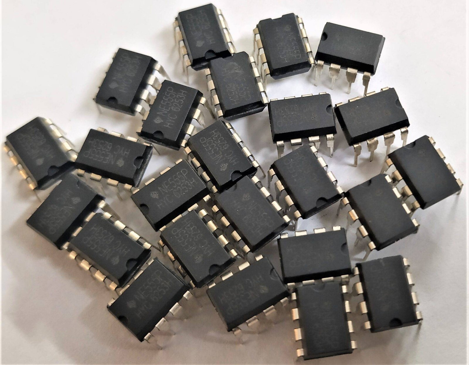 Astable Multivibrator using 555 timer | 555 timer square wave generator